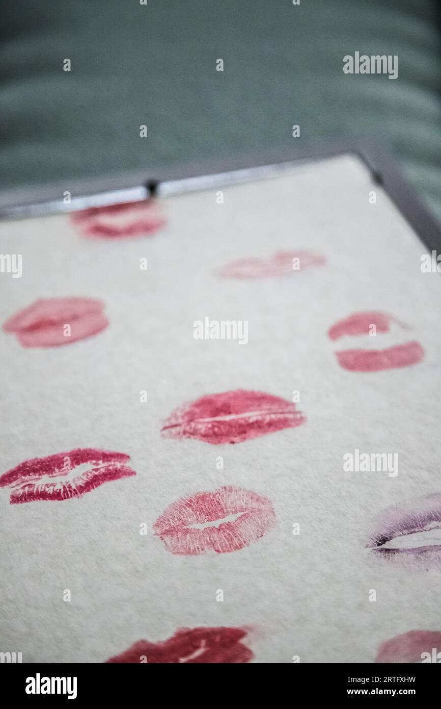 Lipstick Kiss Mark Glitter