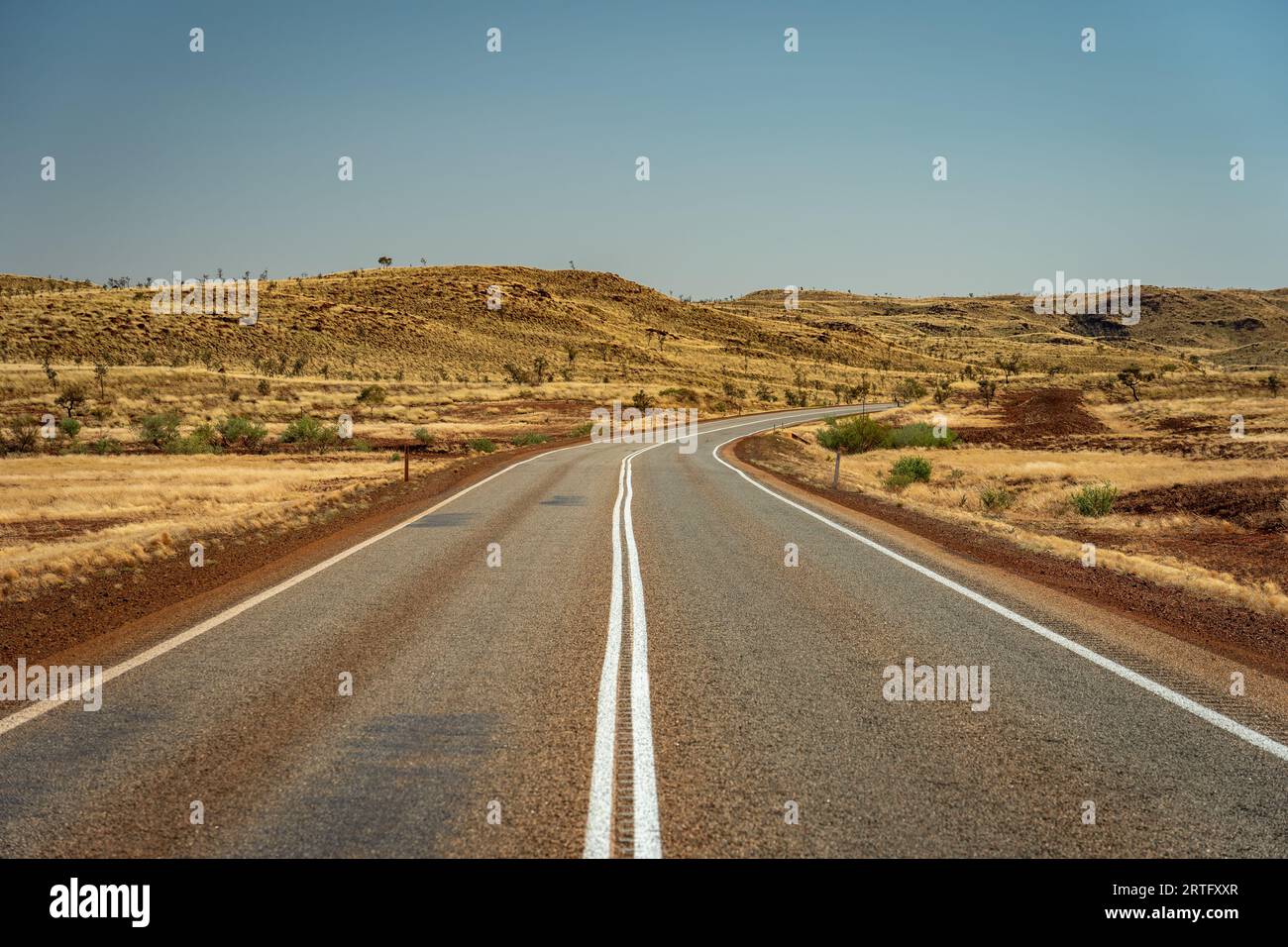 Outback road in Western Australia along the Great Northern Hwy Stock ...