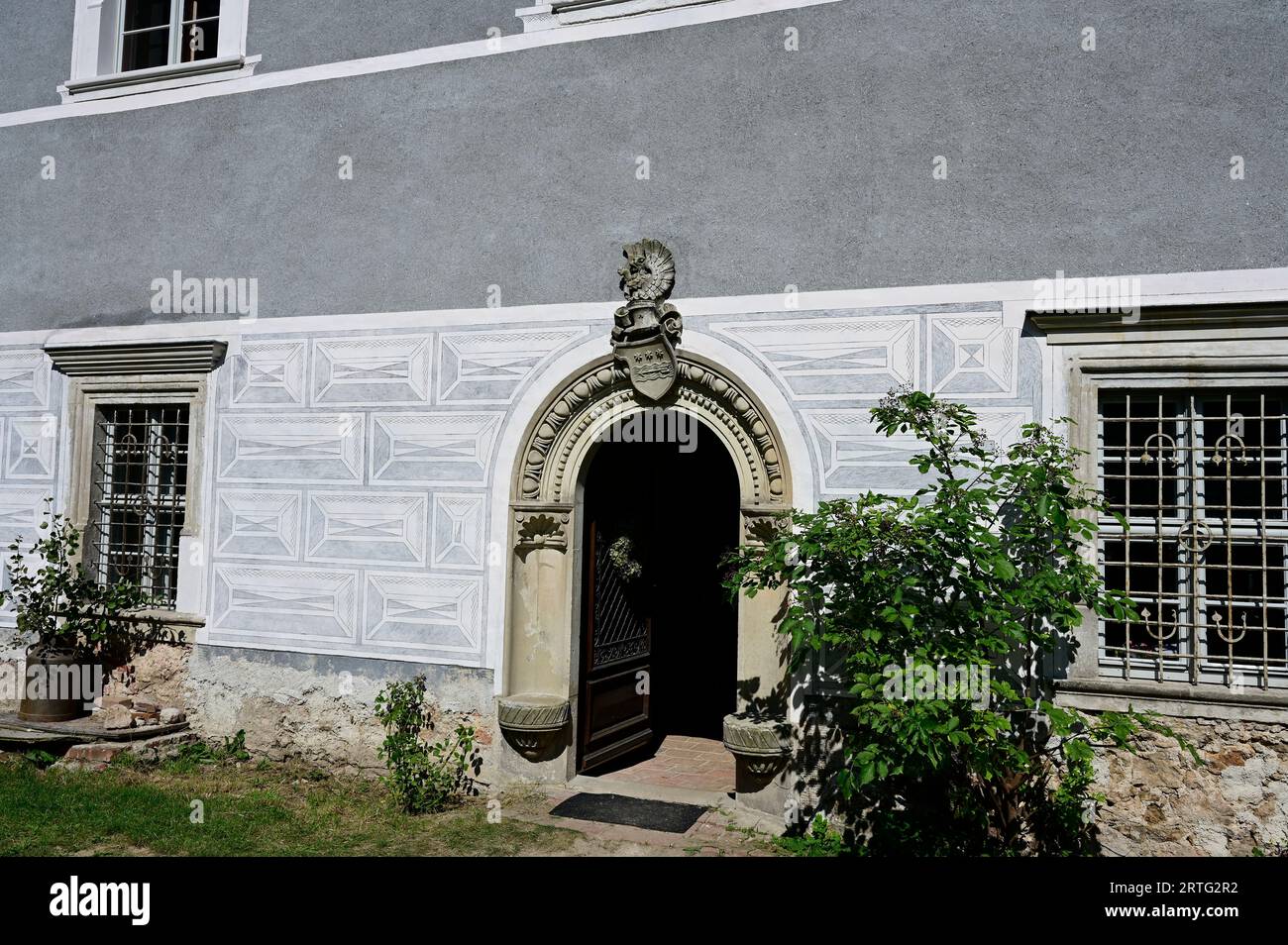 Das Wappen am Südgiebel des Schlosses verweist auf August Theodor von ...