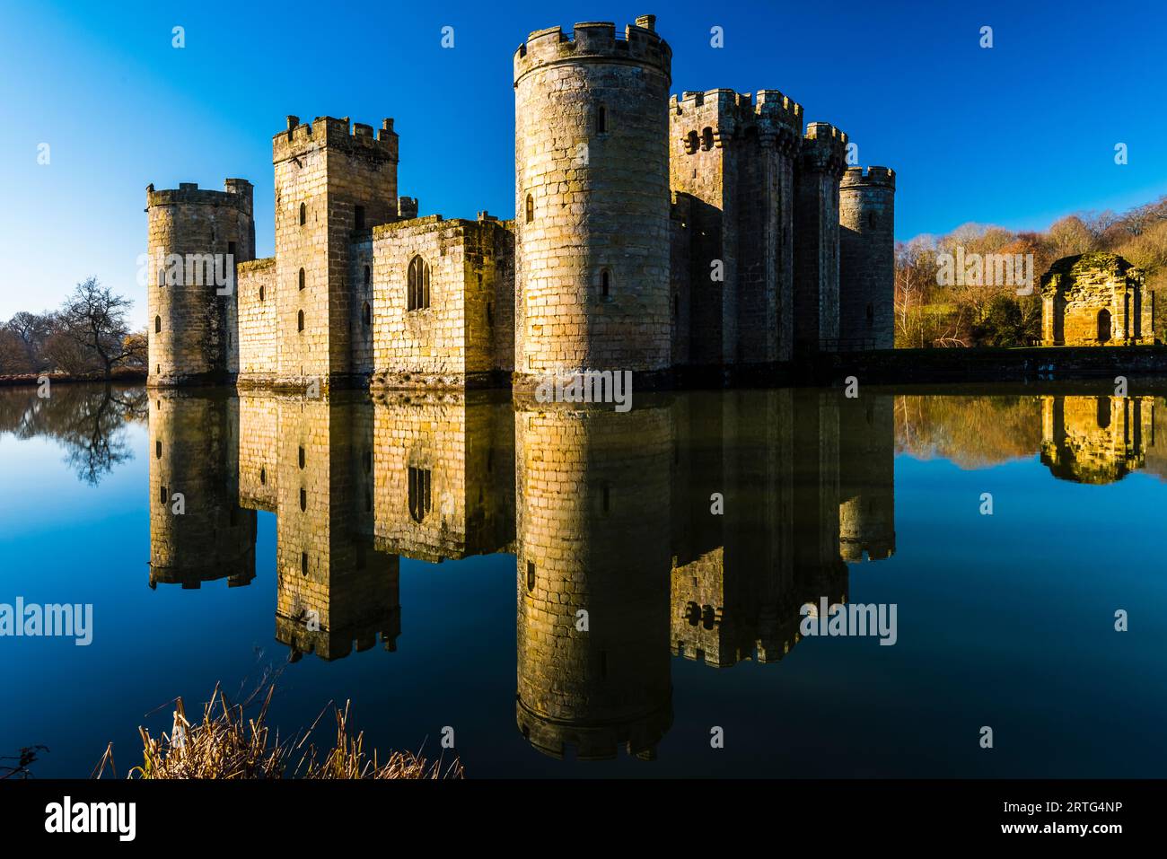 Reflections in the moat on a winter's day at Bodiam Castle, Sussex, UK ...