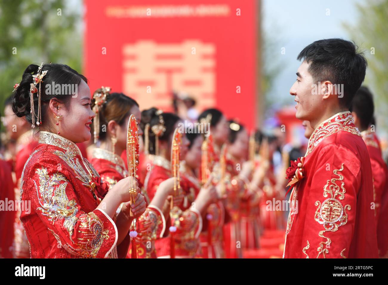 A traditional group wedding is held at Jinyanghu Park in Taiyuan City ...
