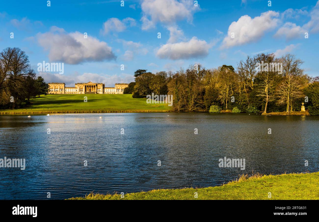 Stowe House over the Octagon Lake at Stowe, Buckinghamshire, UK Stock ...