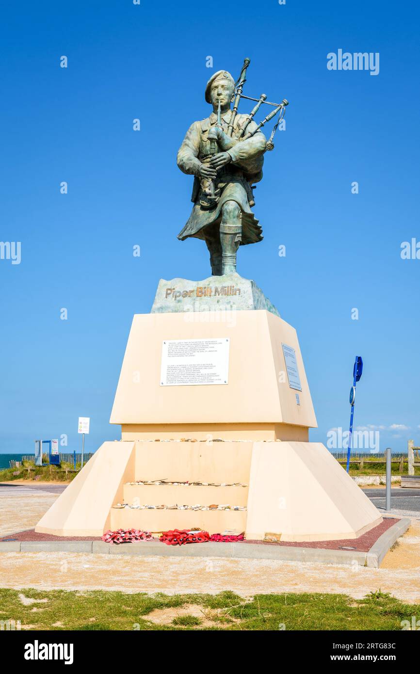 Statue to WWII British commando and piper Bill Millin playing the pipes ...