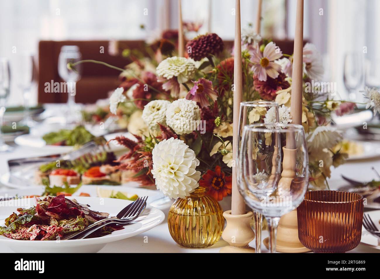 Elegant aesthetic wedding table setting, flowers arrangement Stock ...