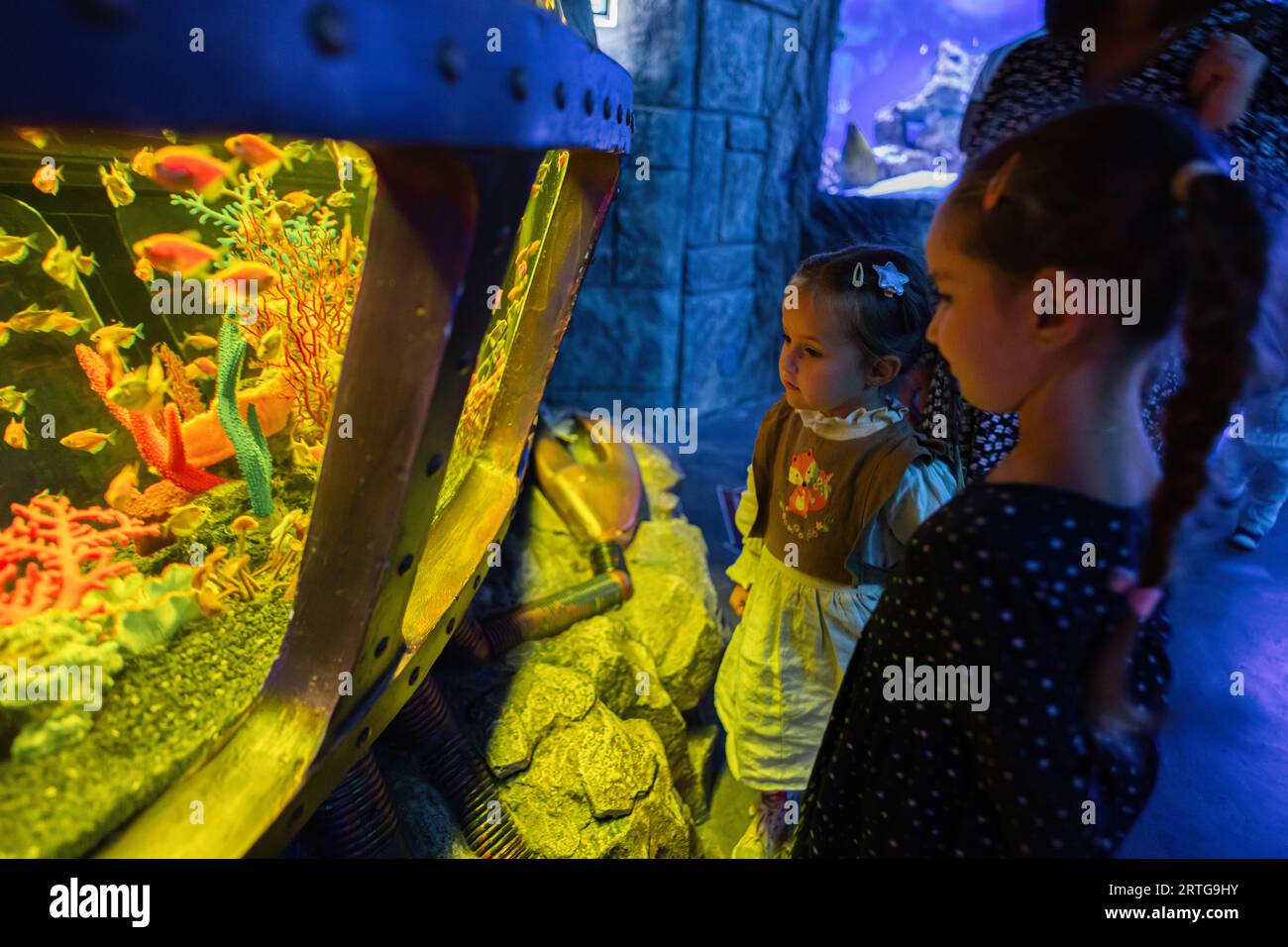 Oceanarium children hi-res stock photography and images - Alamy