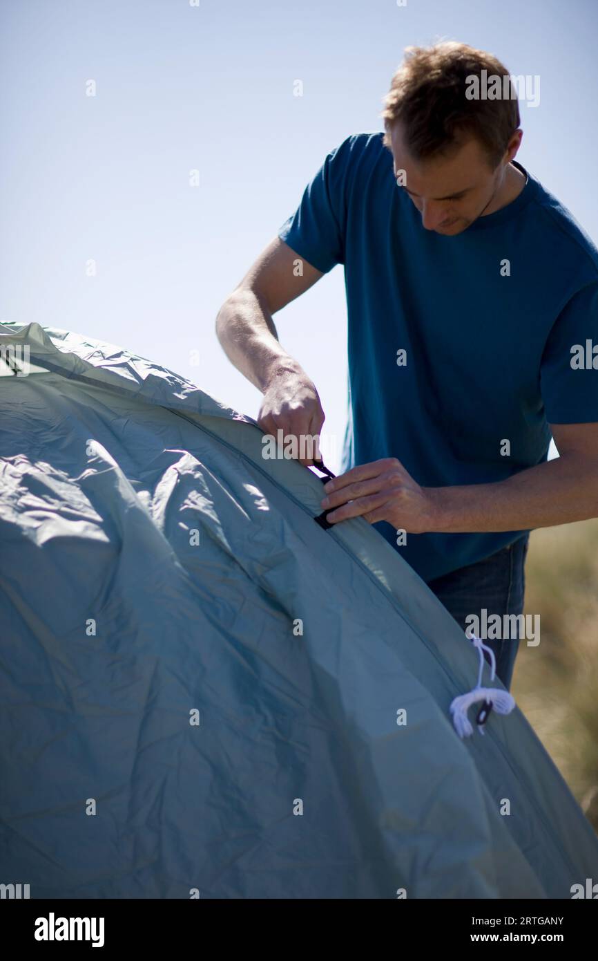 Erecting tent hi-res stock photography and images - Alamy