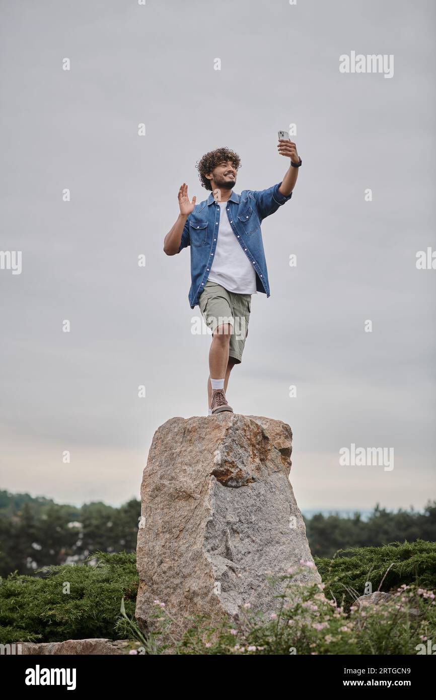 Indian man standing hi-res stock photography and images - Alamy