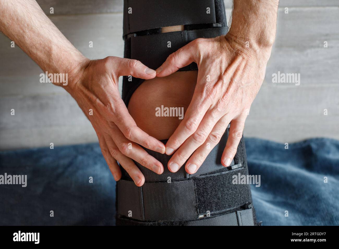 Knee brace for ACL knee injury Stock Photo - Alamy
