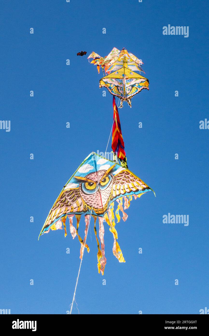 Line kites attached together flying hi-res stock photography and images ...