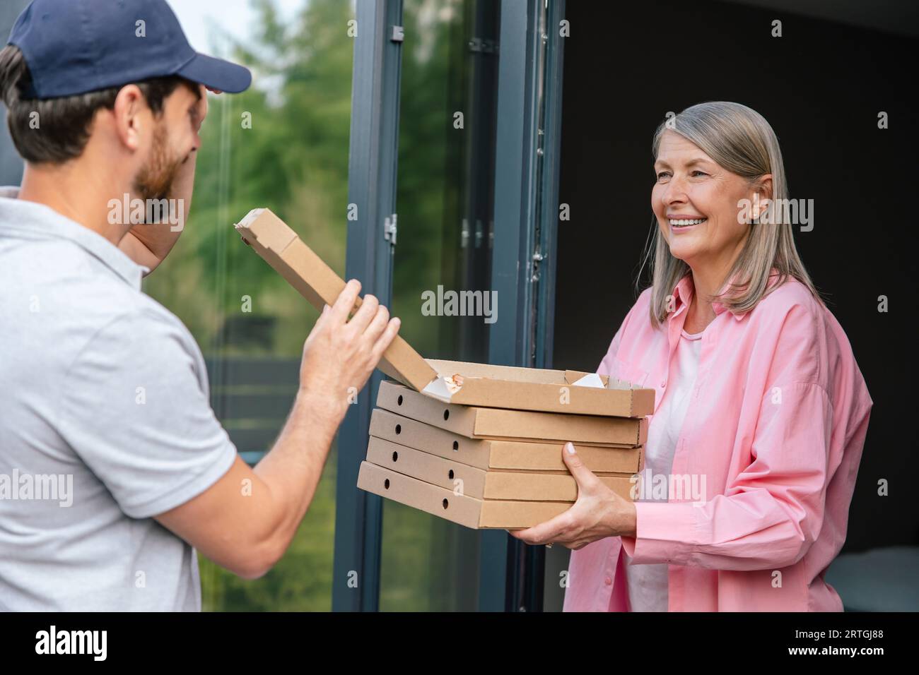 Man delivery give pizza hi-res stock photography and images - Alamy