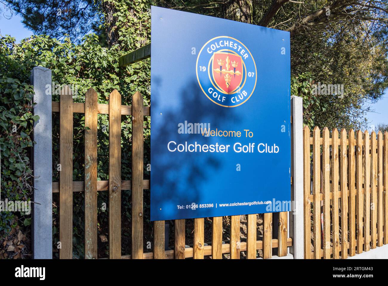 Uk golf signage hi-res stock photography and images - Alamy