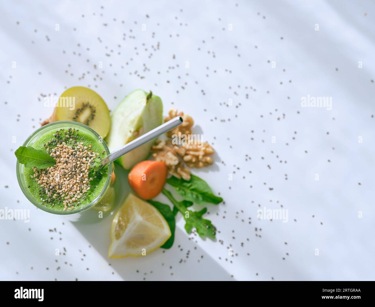 Sesame seeds scatter hi-res stock photography and images - Alamy