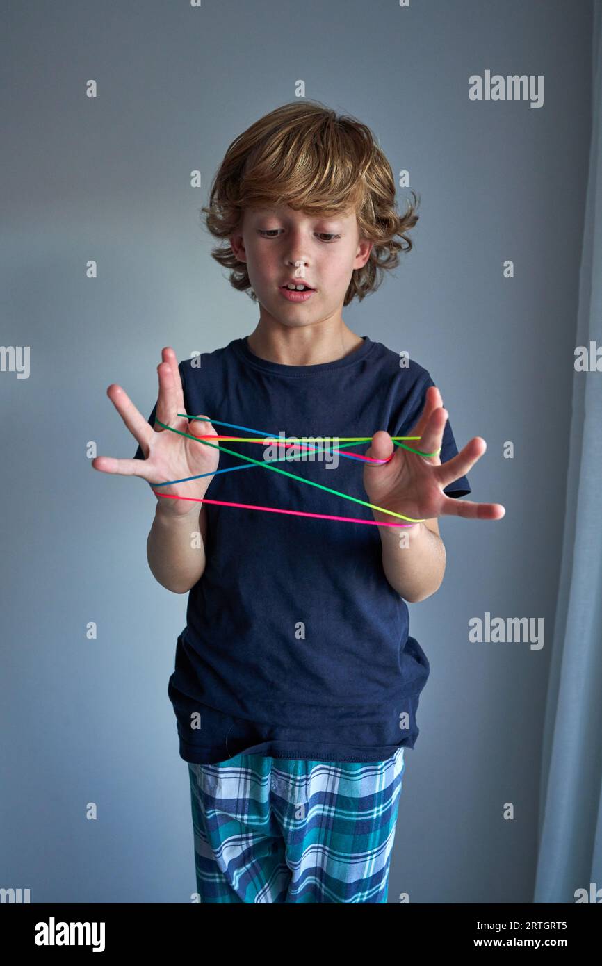 String figures hi-res stock photography and images - Alamy
