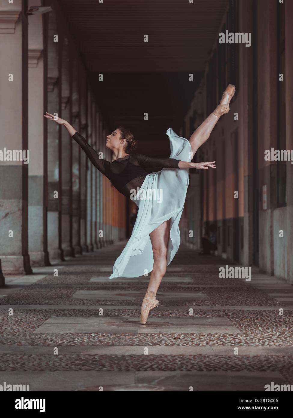 Arabesque ballet hi-res stock photography and images - Alamy