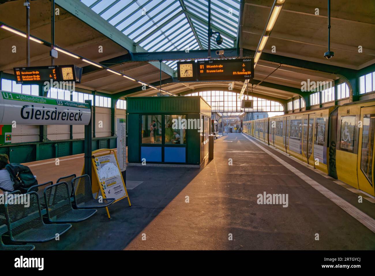 U-Bahnhof Gleisdreieck , U1, U3, Bahnsteig, Nahverkehr, Berlin-Kreuzberg, Deutschland Stock ...