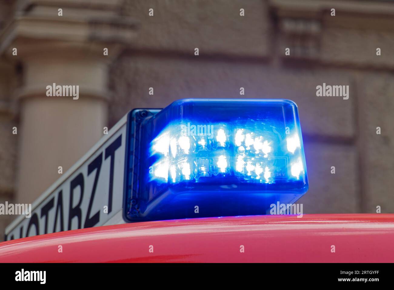 Notarzt, Rettungswagen, Feuerwehr, Einsatzfahrt mit Blaulicht ...