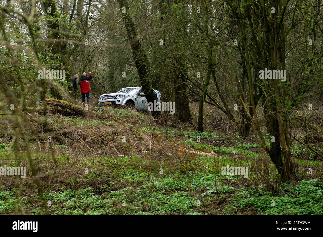 Photo series from an afternoon offroading with several Land Rover cars ...
