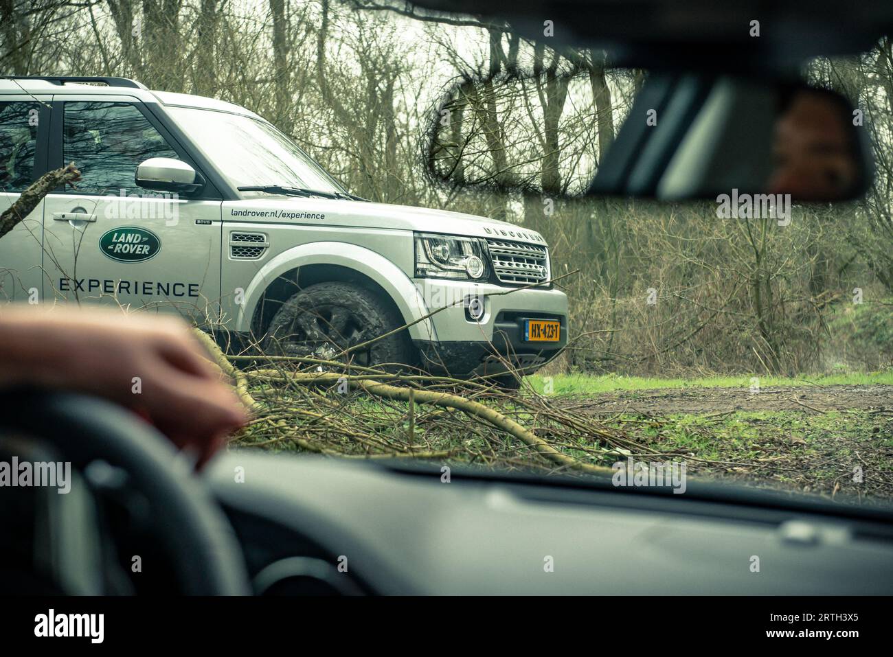 Photo series from an afternoon offroading with several Land Rover cars ...