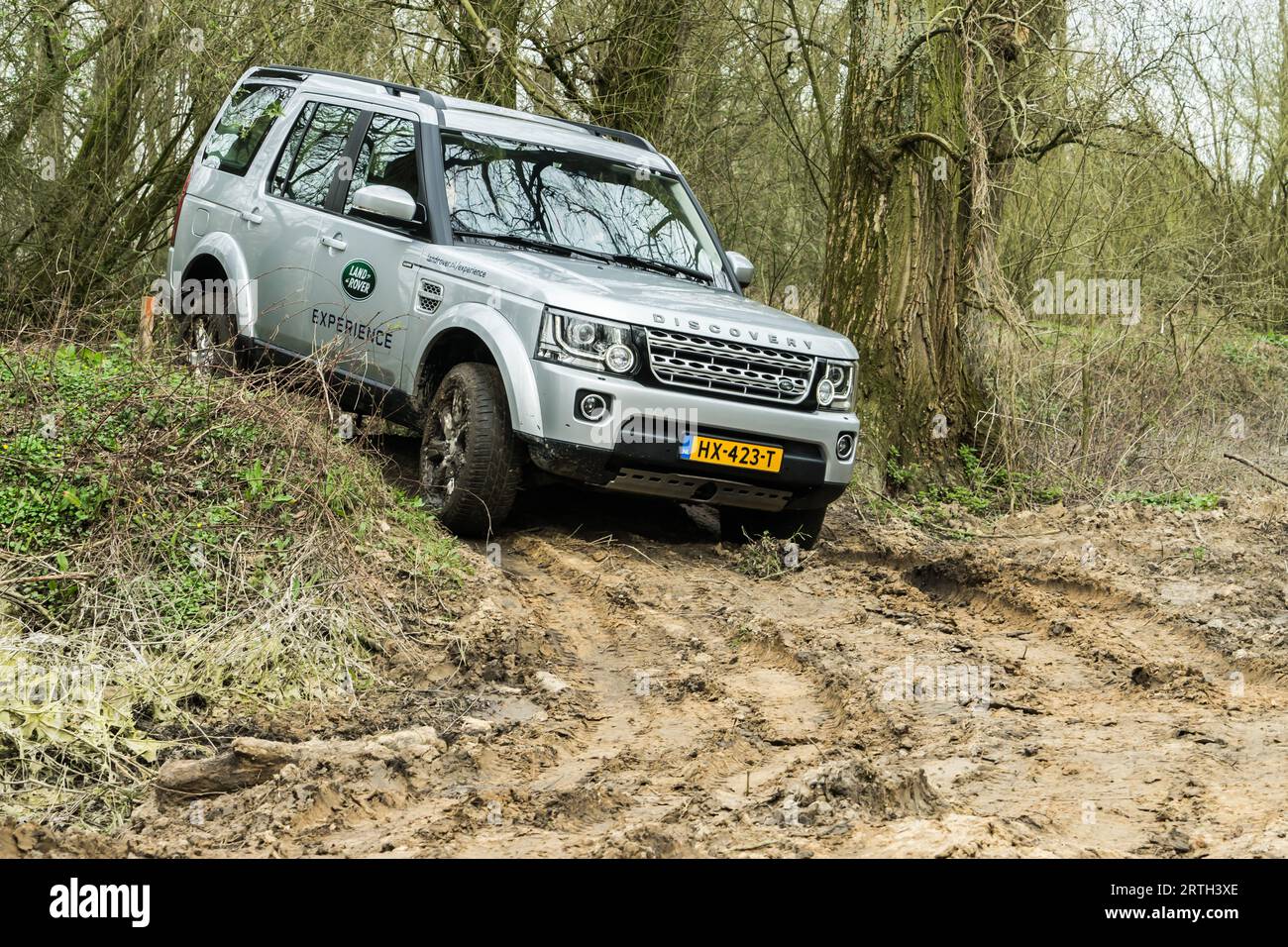 Photo series from an afternoon offroading with several Land Rover cars ...