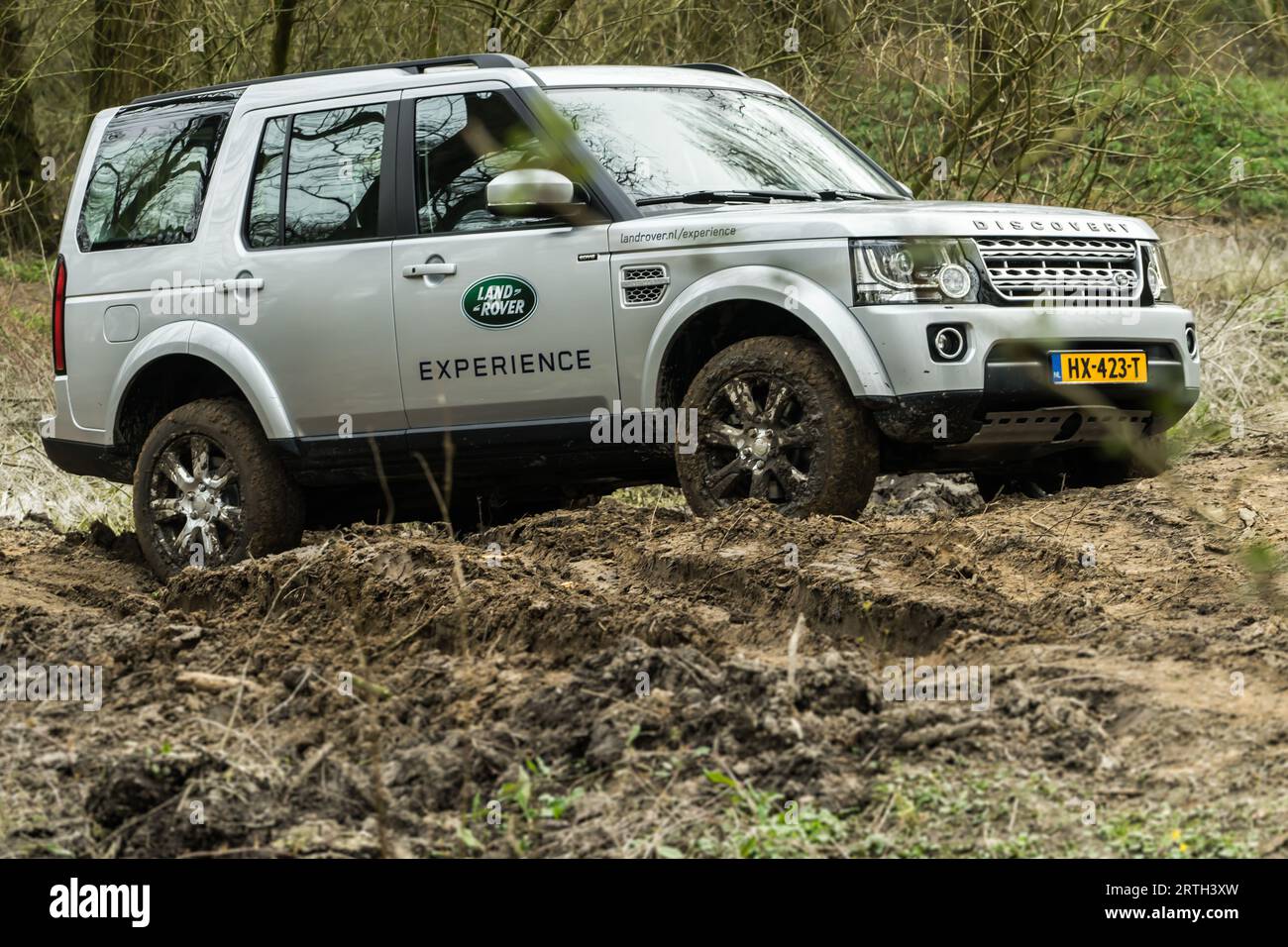 Photo series from an afternoon offroading with several Land Rover cars ...