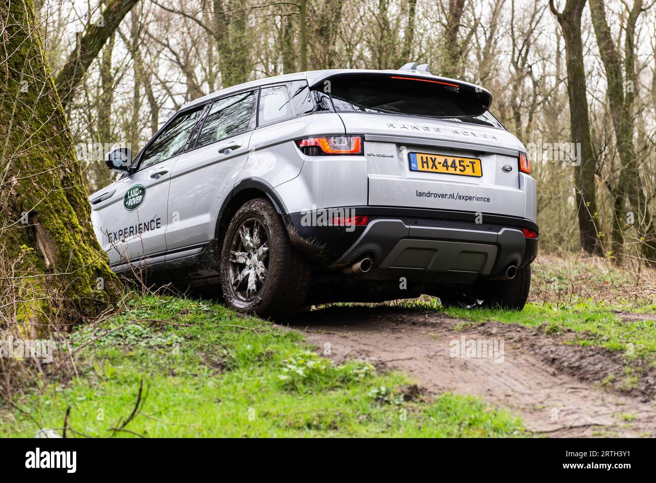 Photo series from an afternoon offroading with several Land Rover cars ...