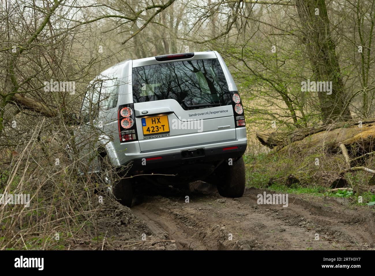 Photo series from an afternoon offroading with several Land Rover cars ...