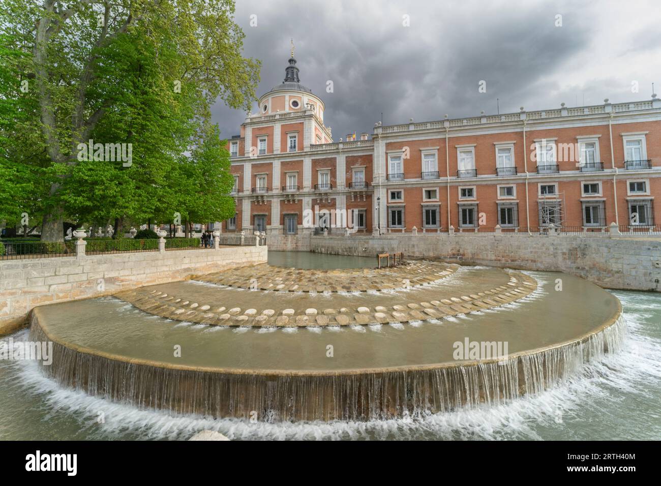 Fountain against royal palace hi-res stock photography and images - Alamy