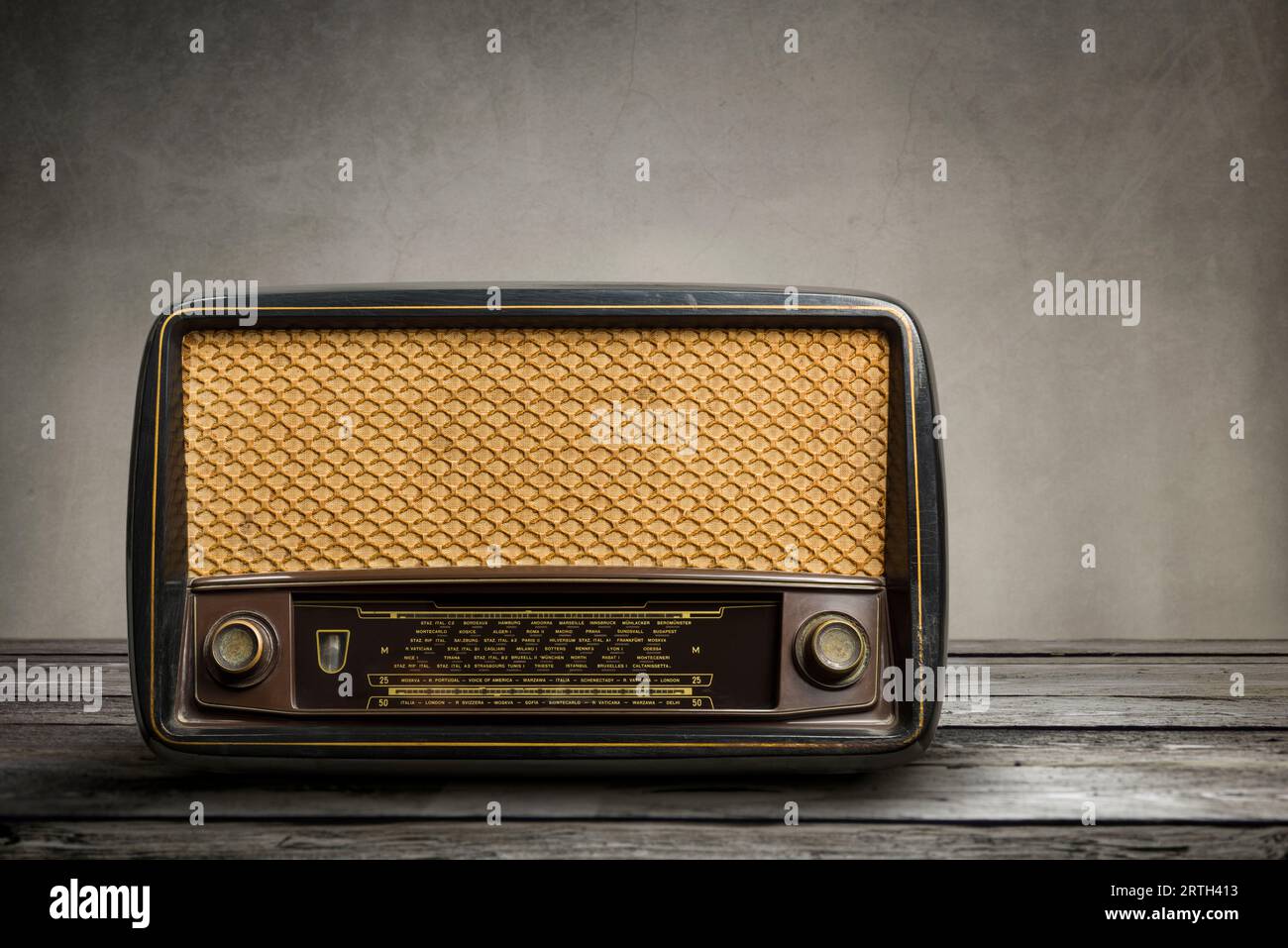Vintage radio table hi-res stock photography and images - Alamy