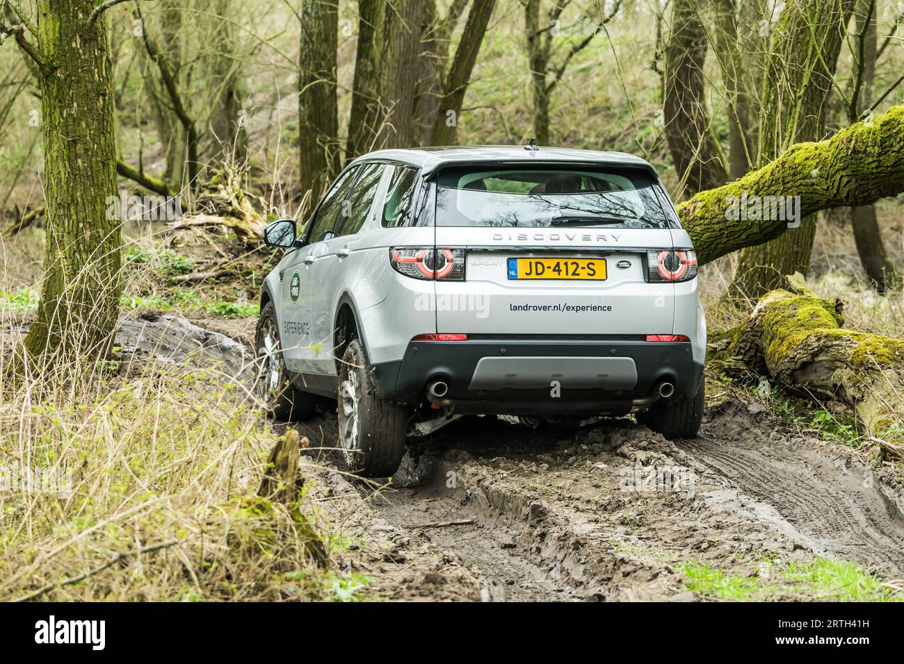 Photo series from an afternoon offroading with several Land Rover cars ...