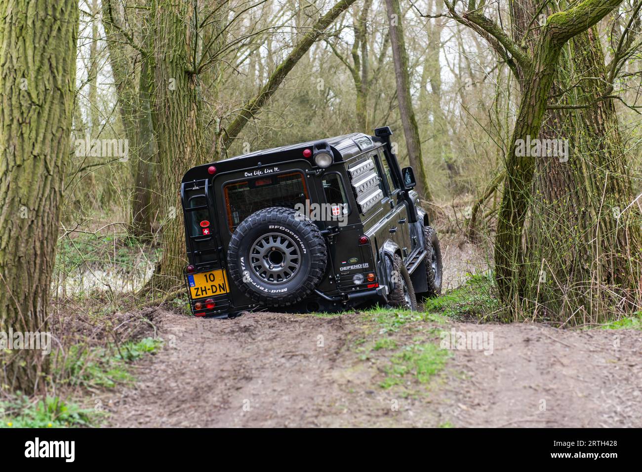 Photo series from an afternoon offroading with several Land Rover cars ...