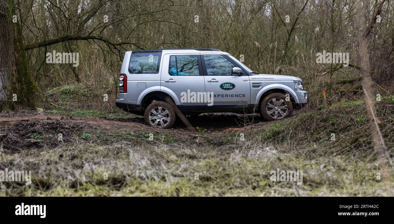 Photo series from an afternoon offroading with several Land Rover cars ...