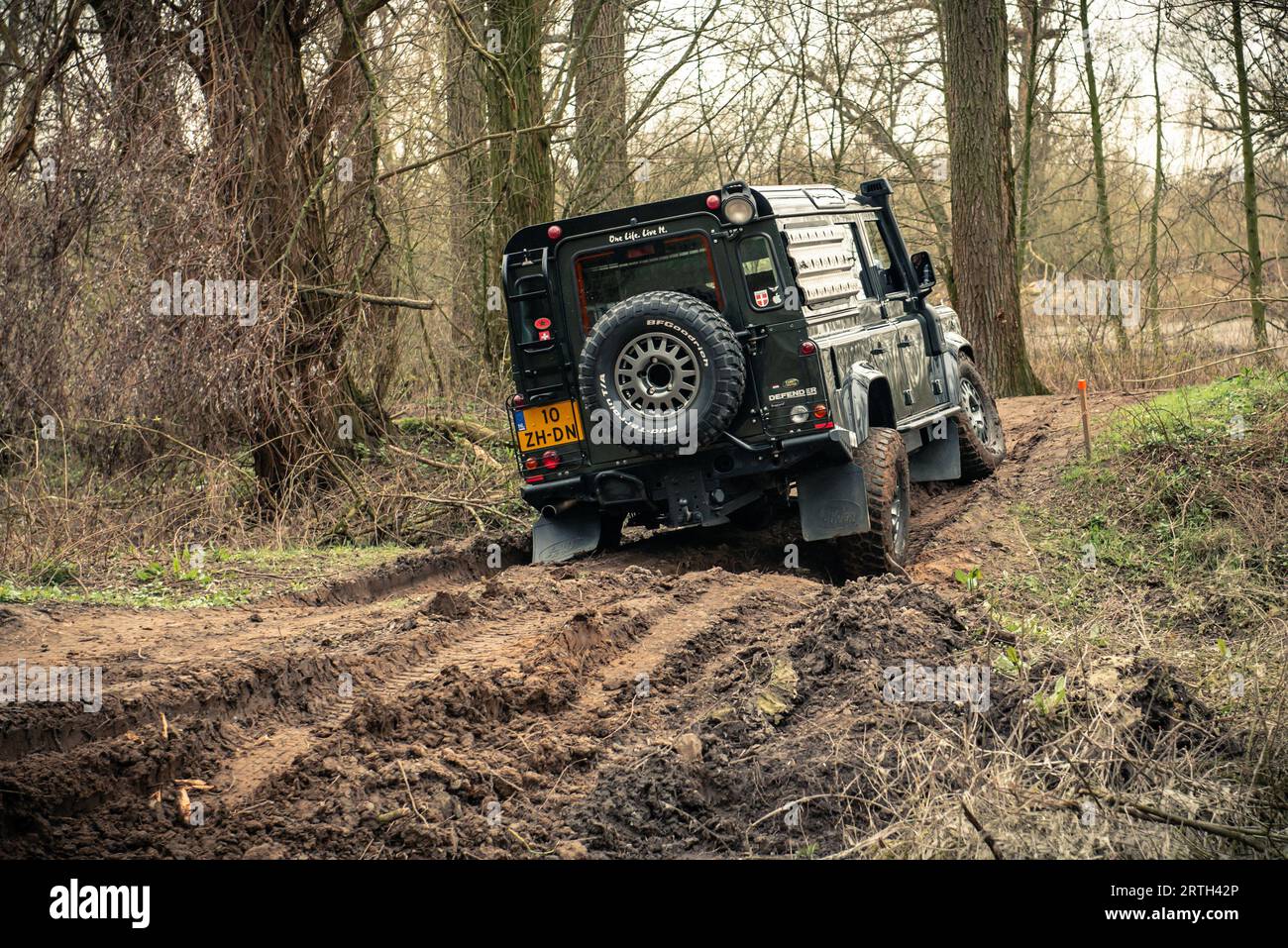 Photo series from an afternoon offroading with several Land Rover cars ...