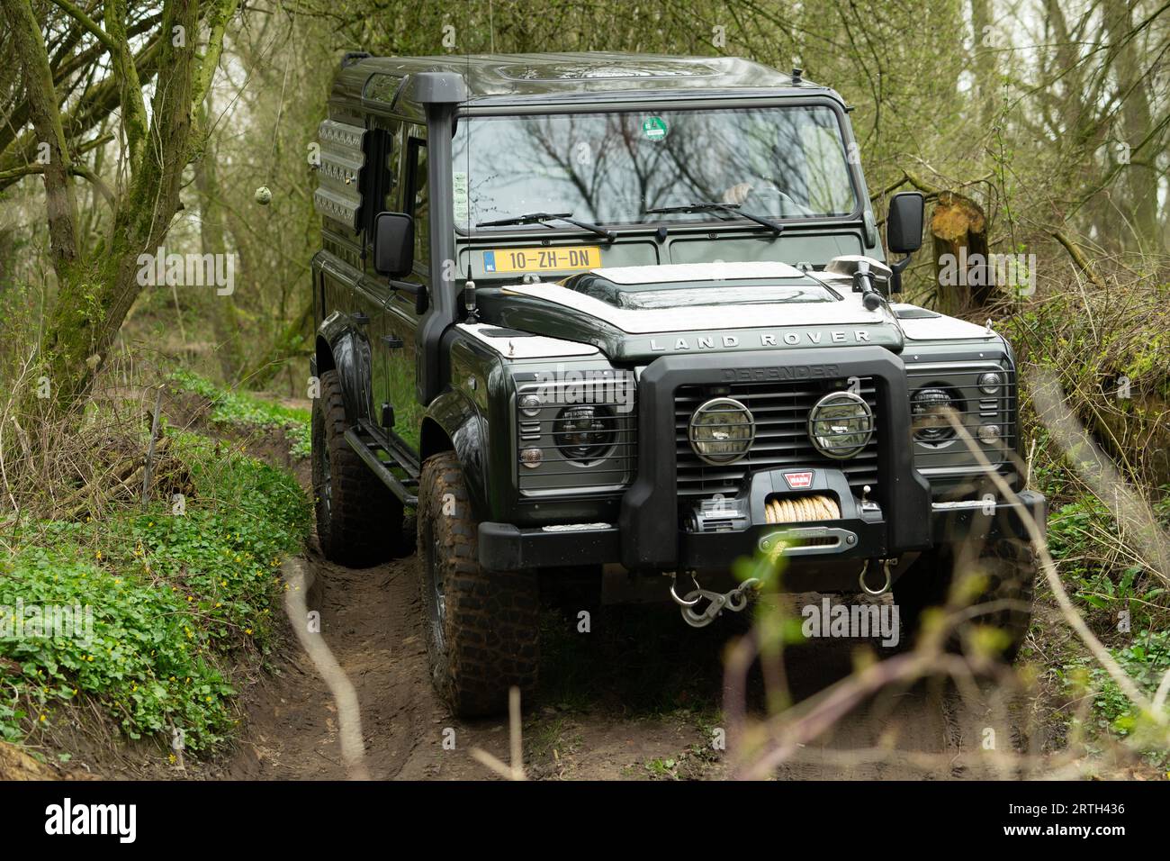 Photo series from an afternoon offroading with several Land Rover cars ...