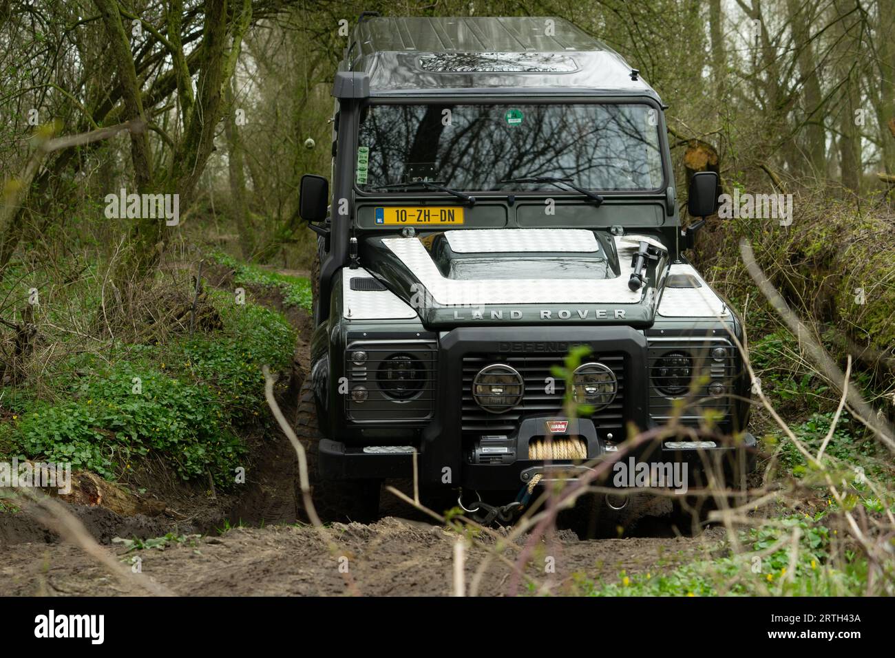 Photo series from an afternoon offroading with several Land Rover cars ...