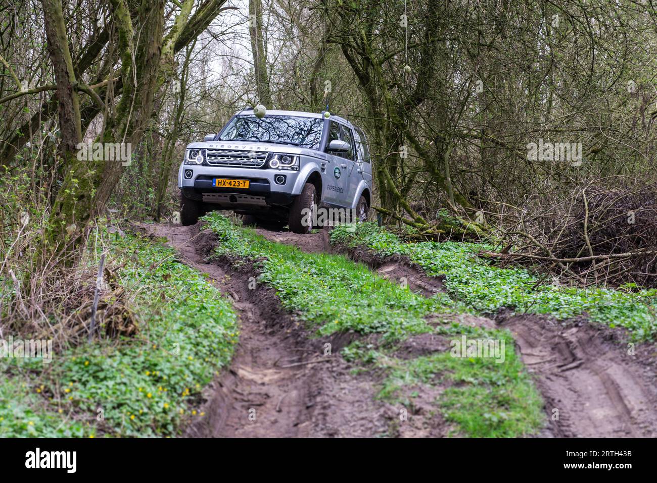 Photo series from an afternoon offroading with several Land Rover cars ...