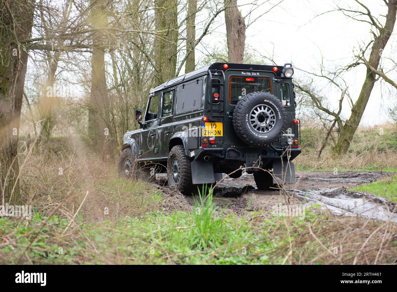 Photo series from an afternoon offroading with several Land Rover cars ...