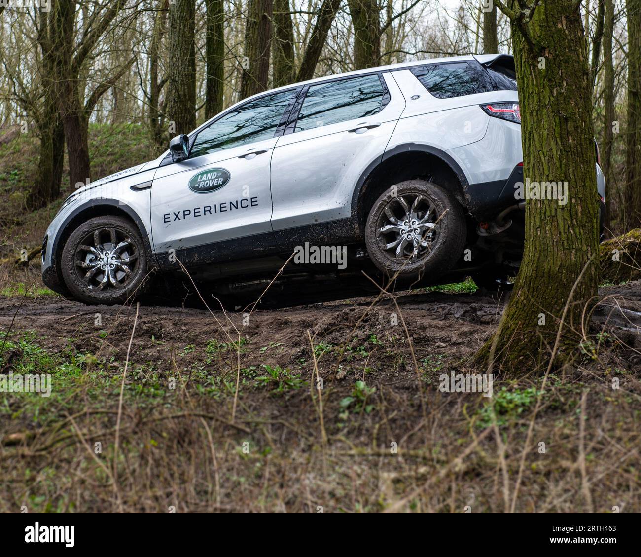 Photo series from an afternoon offroading with several Land Rover cars ...