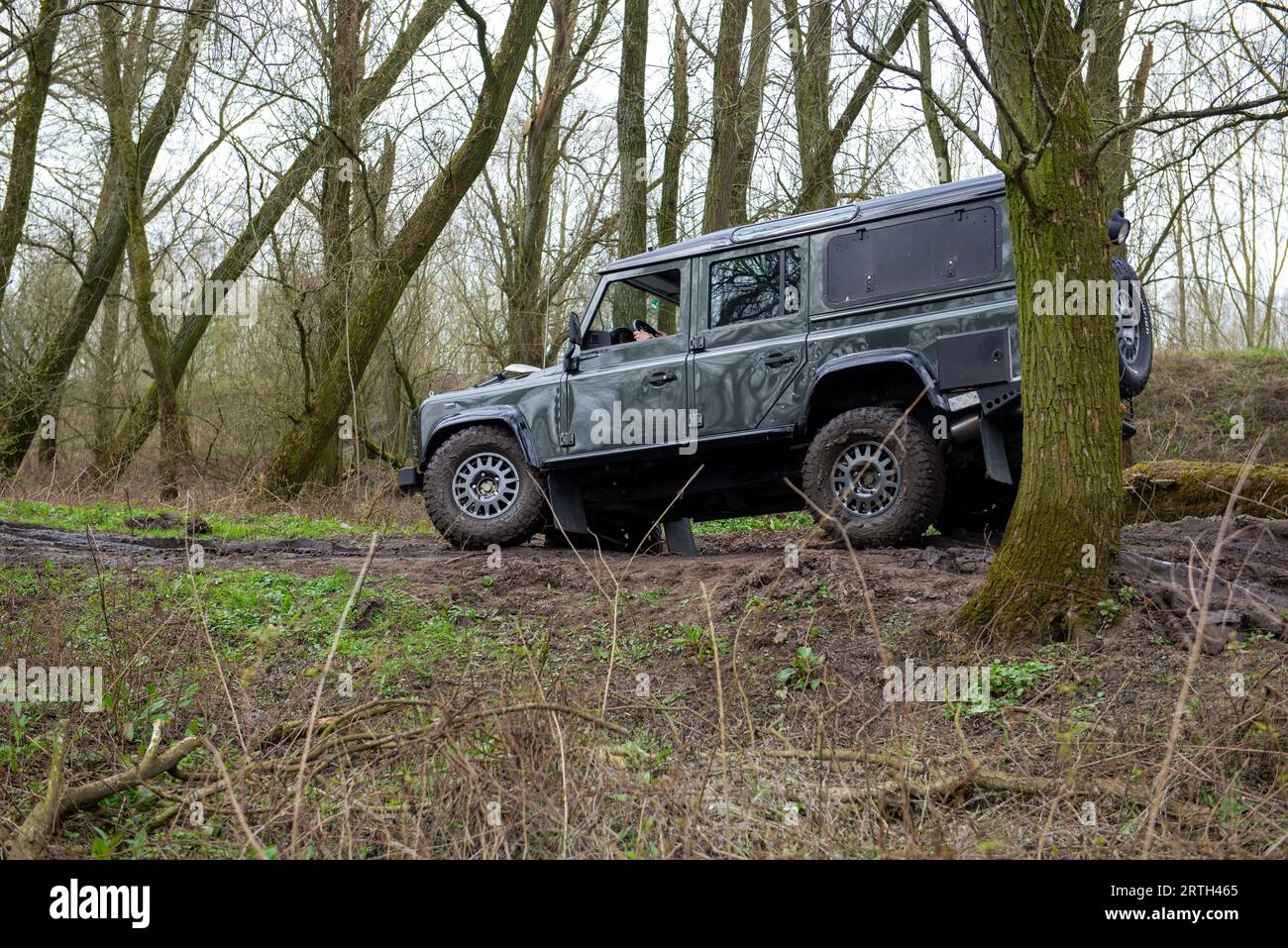 Photo series from an afternoon offroading with several Land Rover cars ...