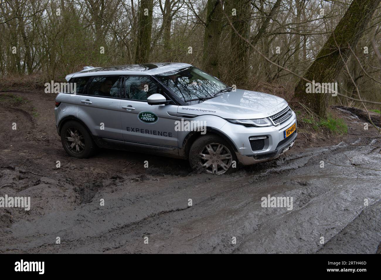 Photo series from an afternoon offroading with several Land Rover cars ...