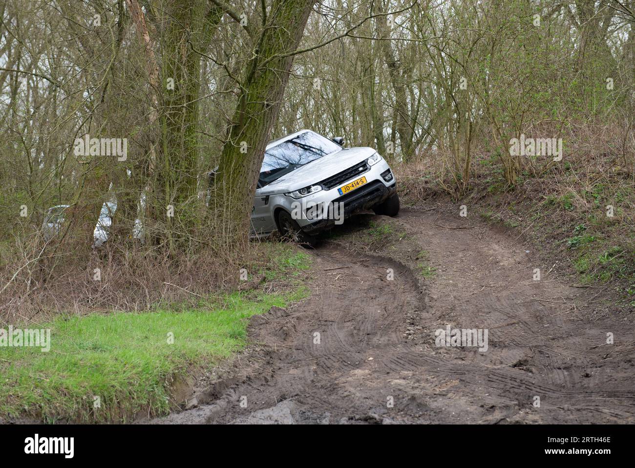 Photo series from an afternoon offroading with several Land Rover cars ...