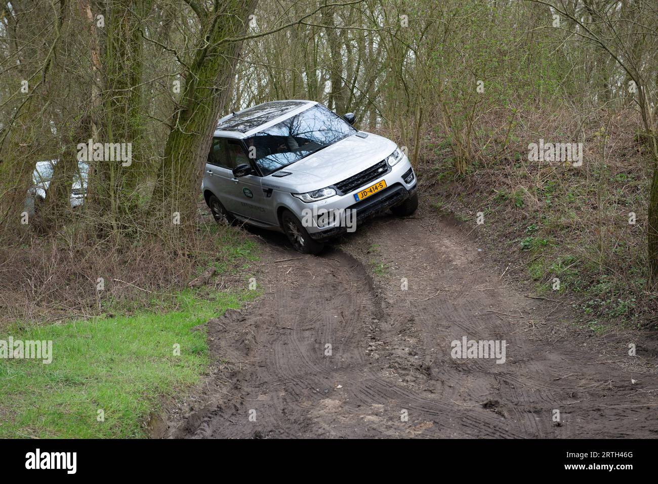 Photo series from an afternoon offroading with several Land Rover cars ...