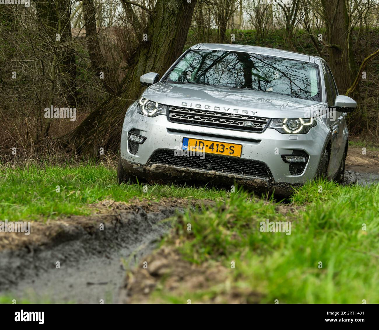 Photo series from an afternoon offroading with several Land Rover cars ...