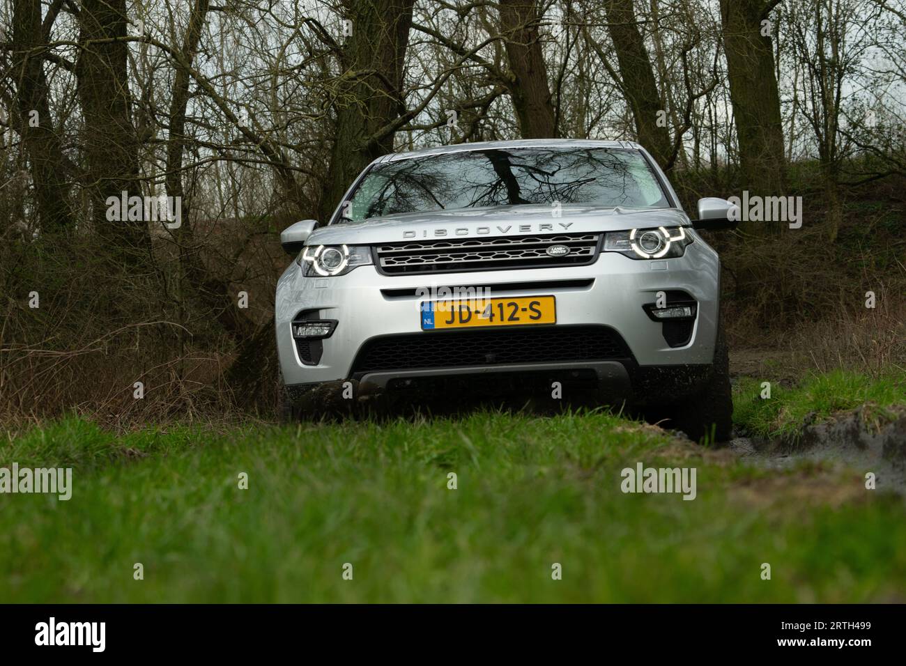Photo series from an afternoon offroading with several Land Rover cars ...