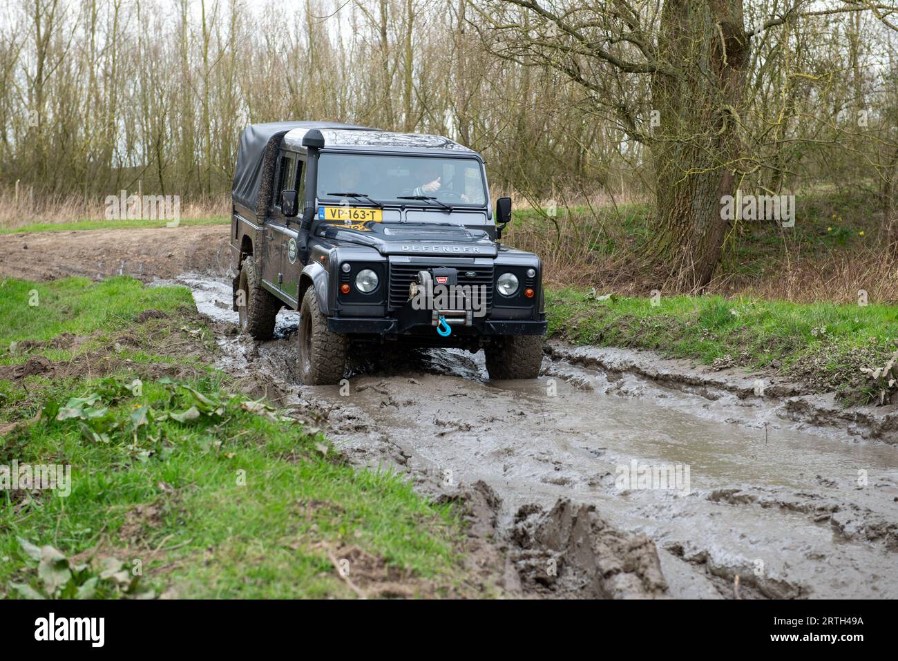 Photo series from an afternoon offroading with several Land Rover cars ...