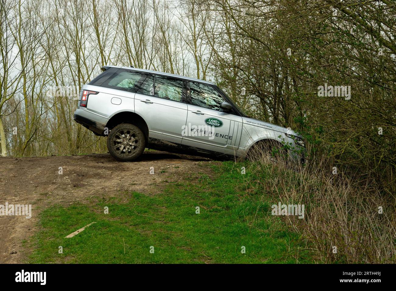 Photo series from an afternoon offroading with several Land Rover cars ...
