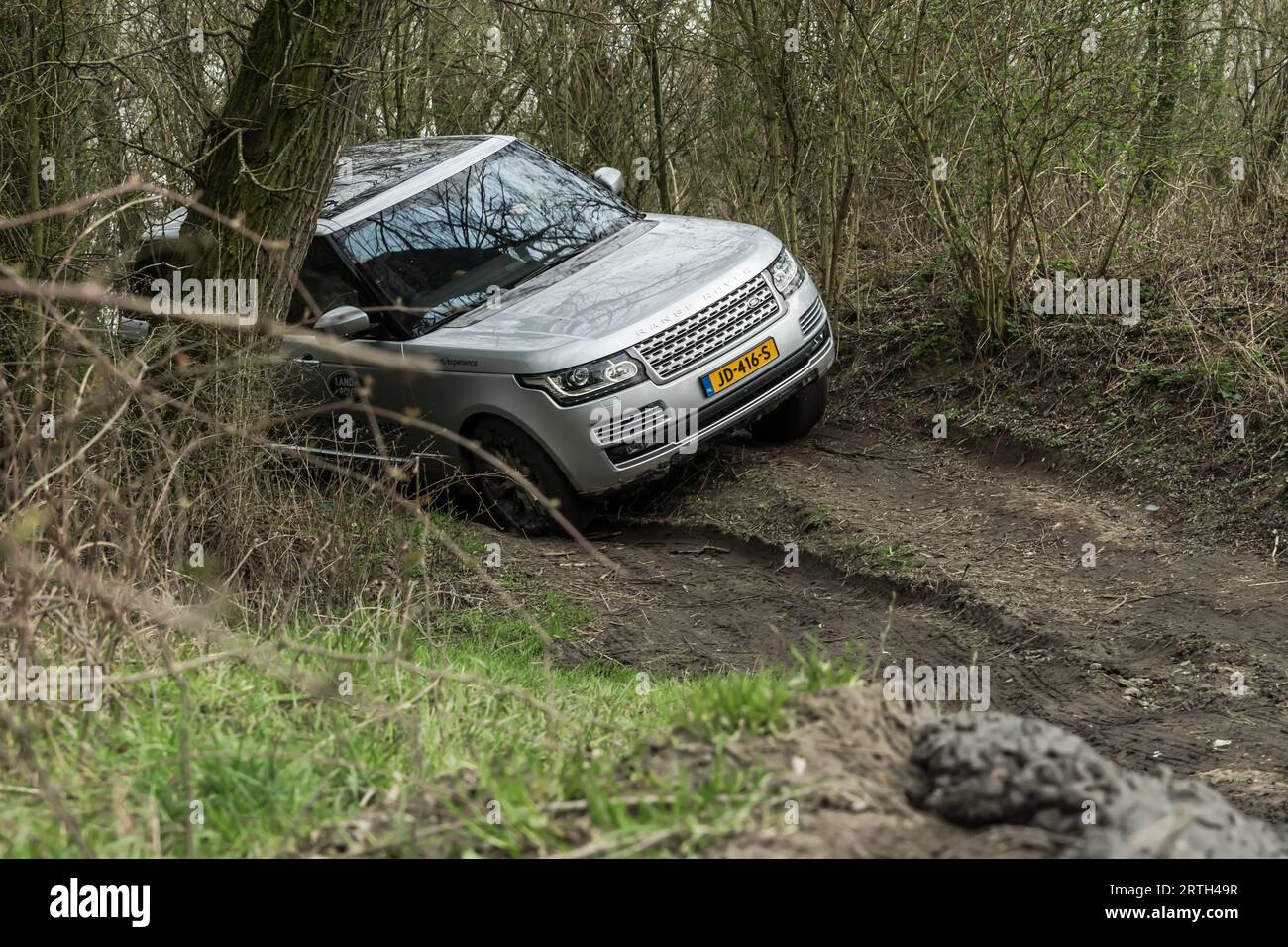 Photo series from an afternoon offroading with several Land Rover cars ...