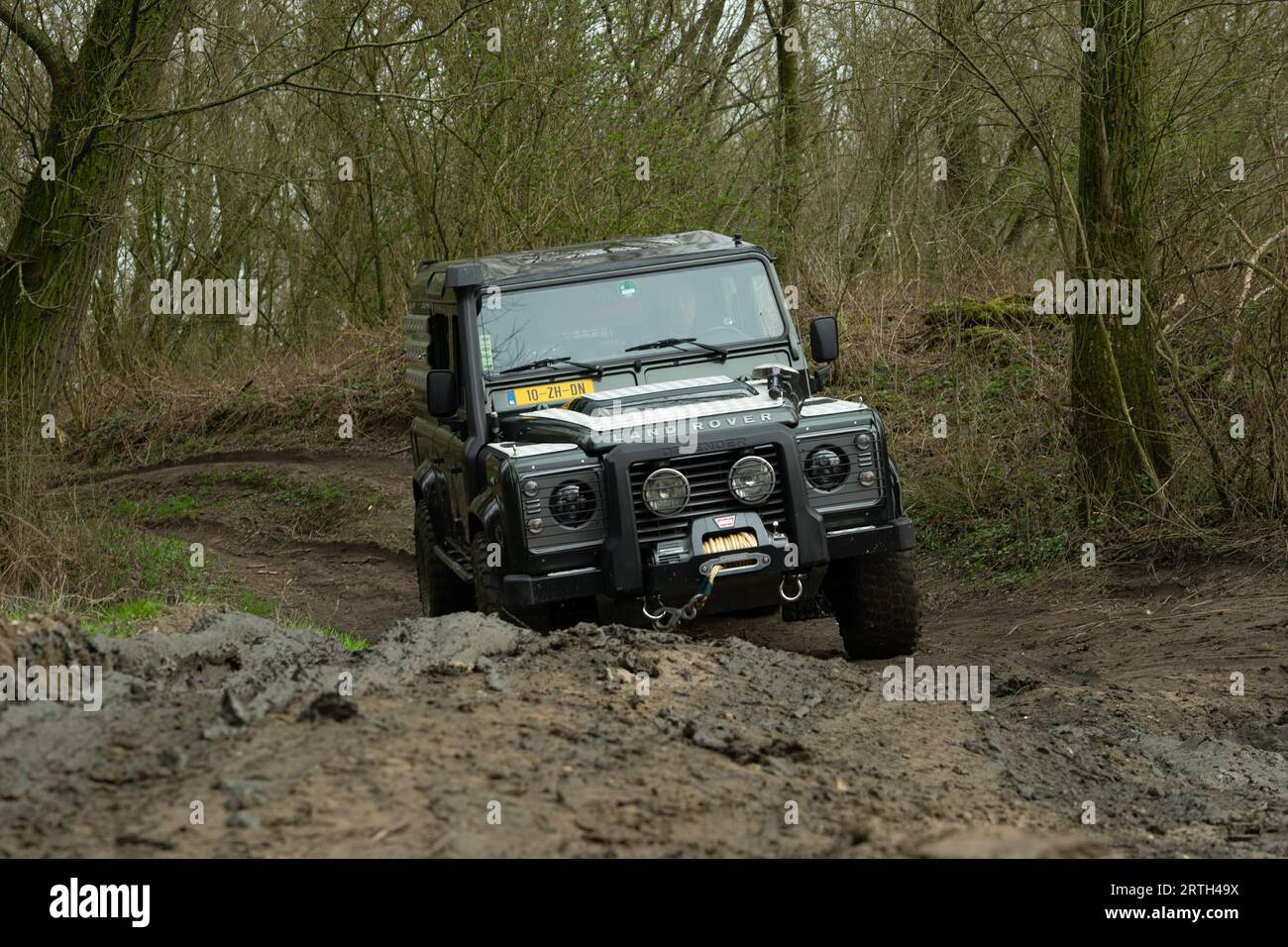Photo series from an afternoon offroading with several Land Rover cars ...