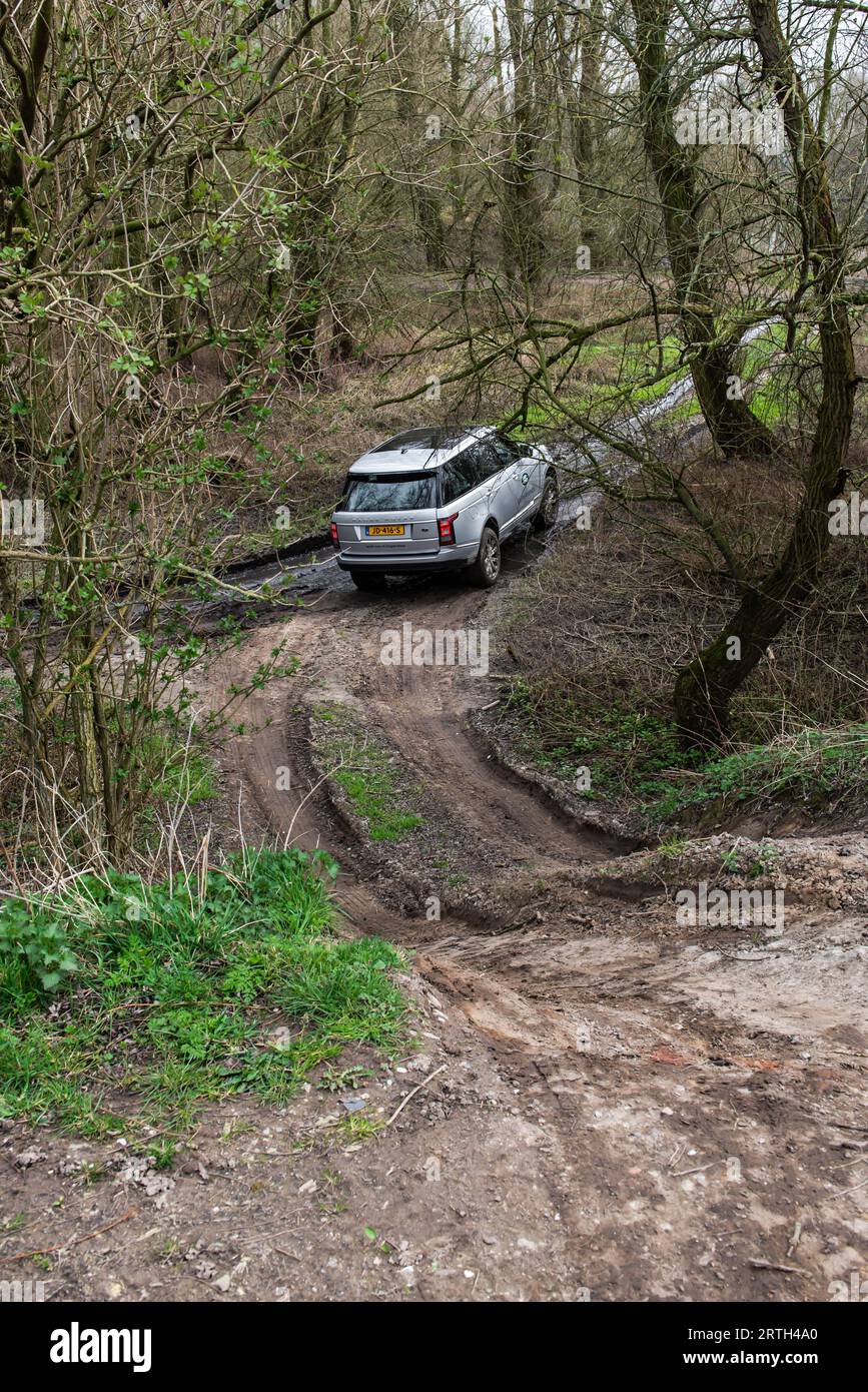 Photo series from an afternoon offroading with several Land Rover cars ...