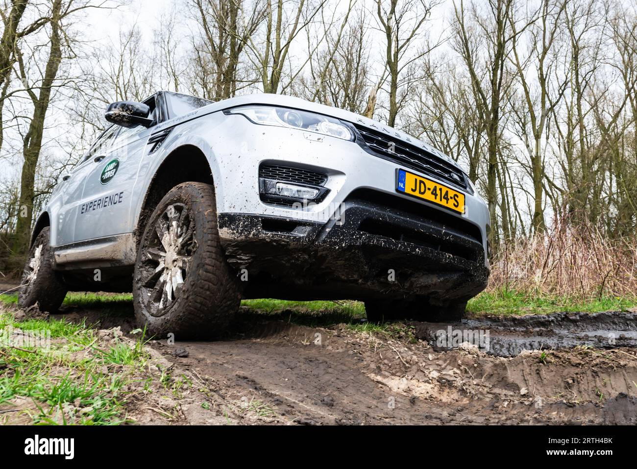 Photo series from an afternoon offroading with several Land Rover cars ...