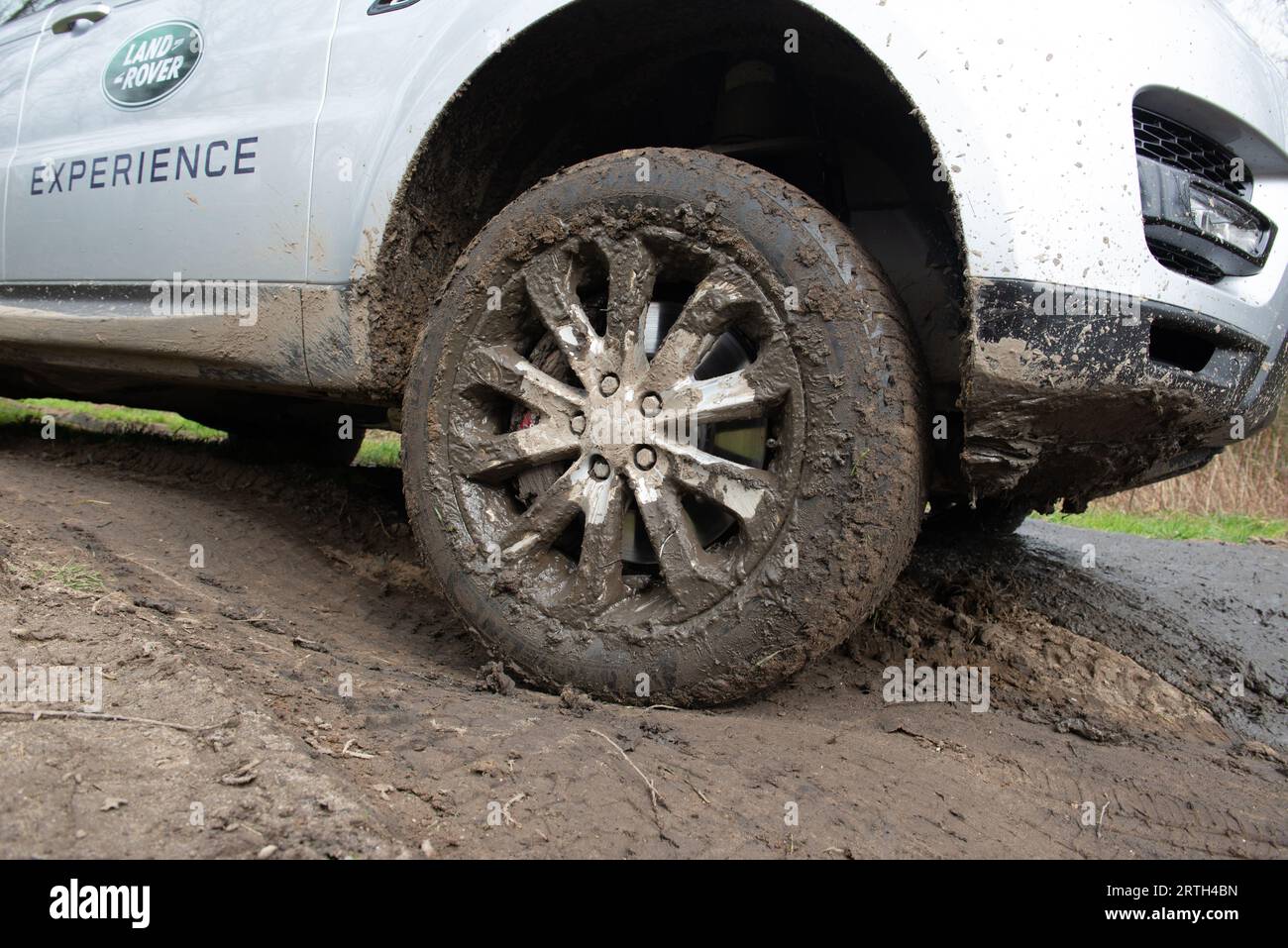 Photo series from an afternoon offroading with several Land Rover cars ...